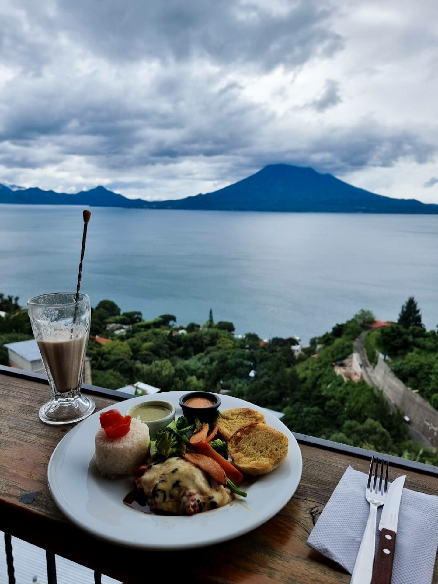 Visiter le lac Atitlán au Guatemala entre villages et volcans